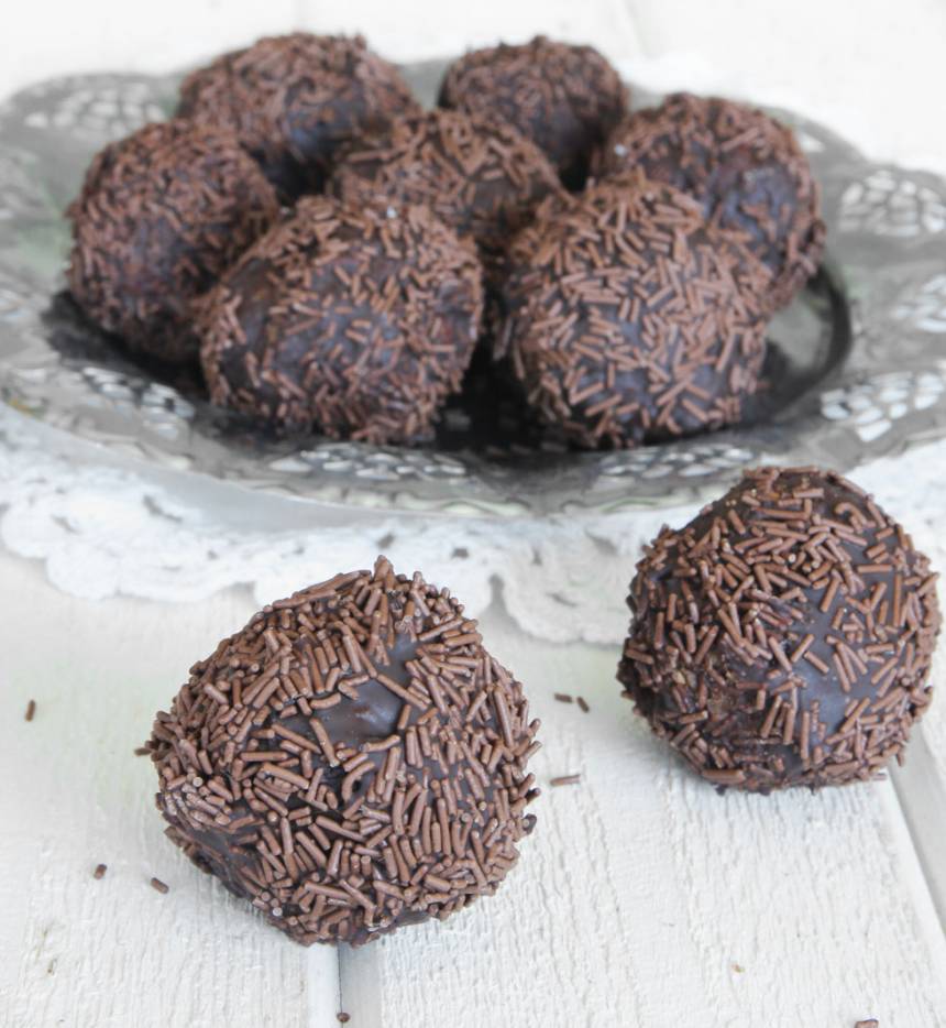 Chokladdoppade kokosbollar med strössel - Lindas Bakskola & Matskola