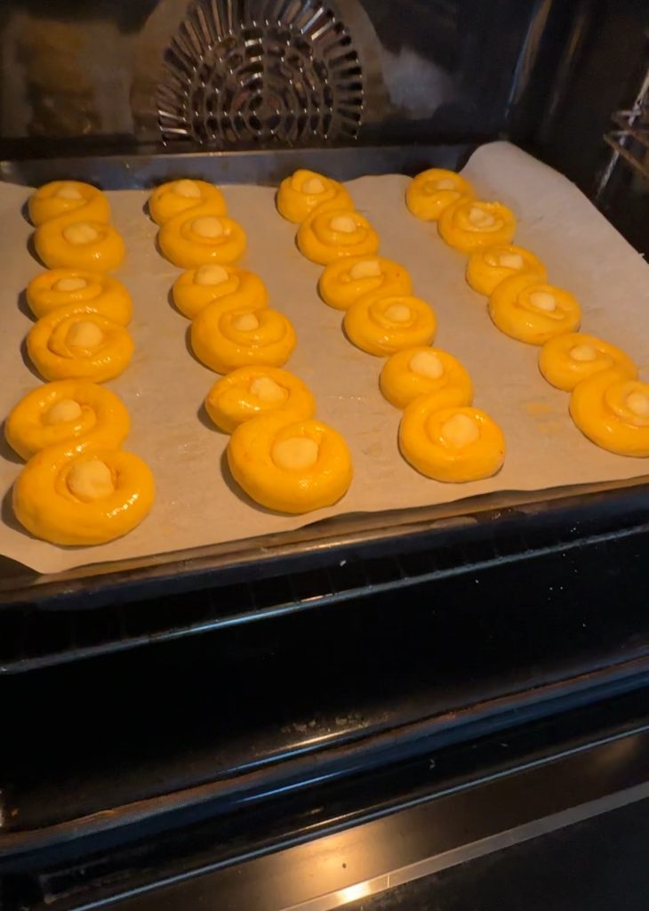 SMÖRKRÄMSSAFFRANSBULLAR - Lindas Bakskola & Matskola